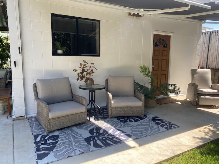 Private Guesthouse With Pool - Townsville
