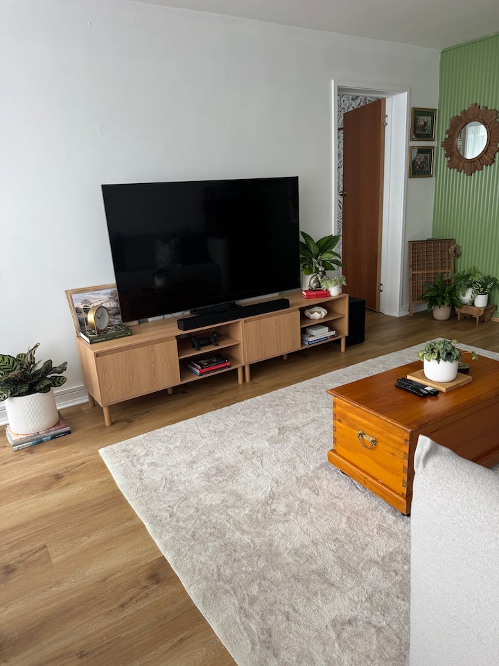 Whimsical City Retreat: Books, Tea & Vintage Charm - Launceston