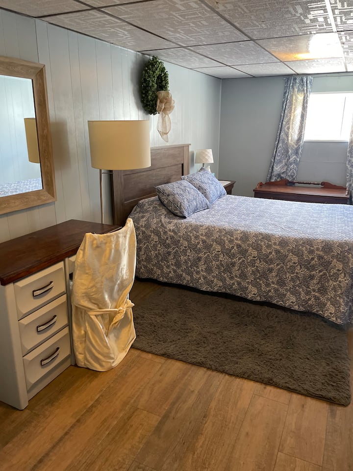 Bedroom Suite With Queen Bed - Upper Darby, PA