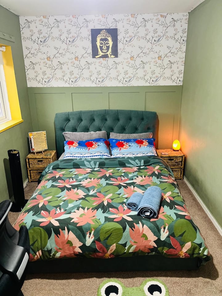 Spacious Room(room1), Kingsize Bed, Breakfast Tray - Newport