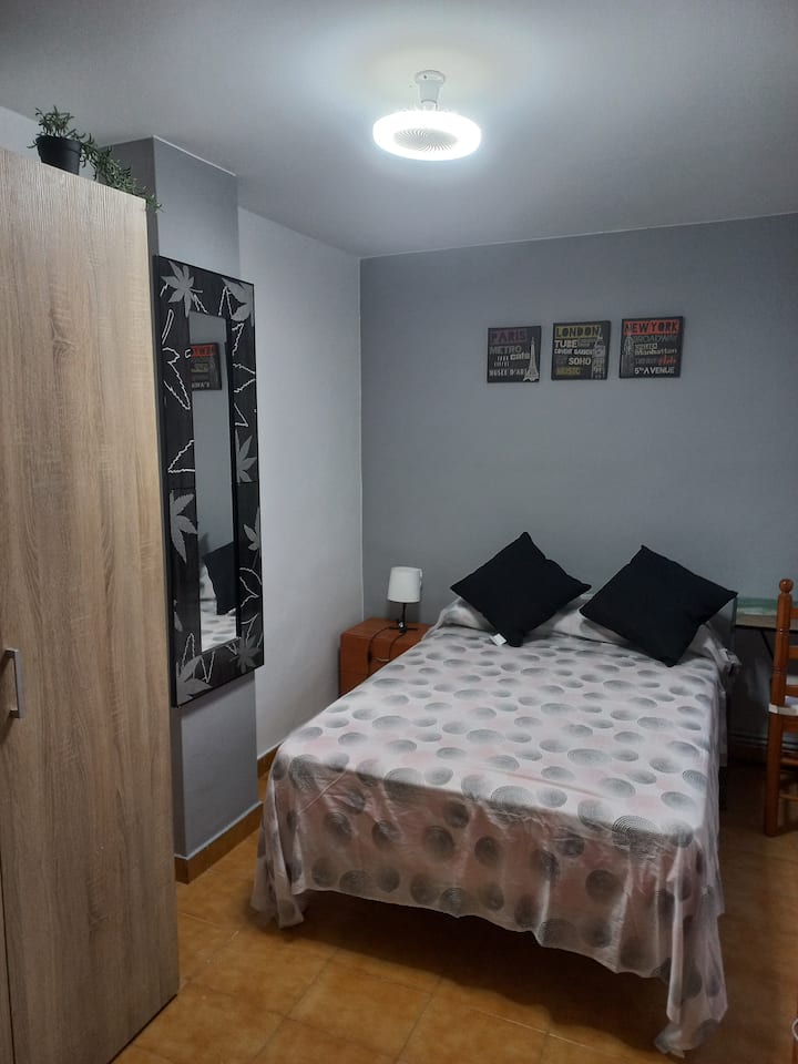 Habitación Para Larga Estancia. - Zaragoza