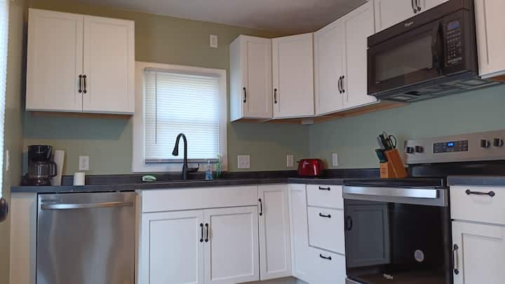 Cozy 3 Bed 1 Bath Omaha Home - Omaha, NE
