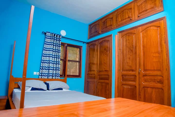 Chambre Jumelle Avec Balcon Dans Maison Partagée - Cotonou