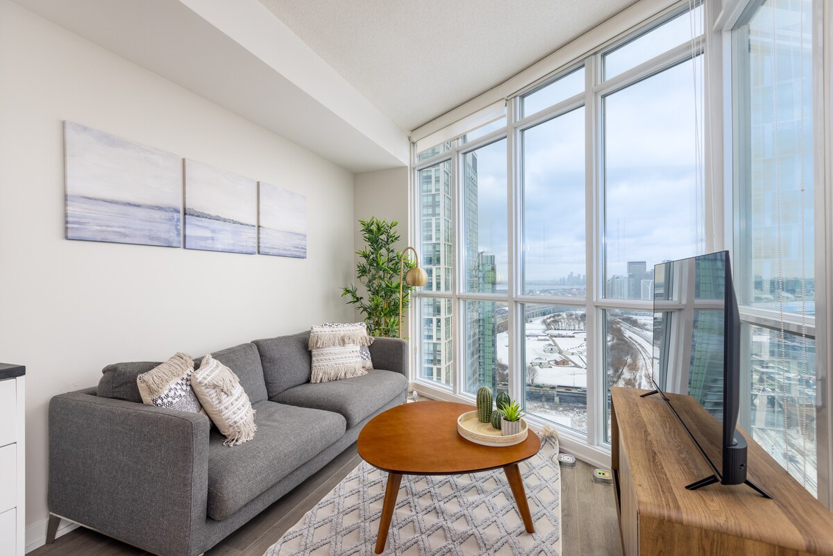 Toronto Dream Condo: Views, Style + 1 Free Parking - Apartments for ...