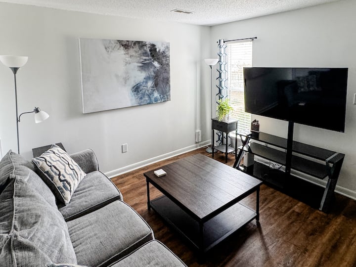 Cozy Condo Close To Everything - Huntsville, AL