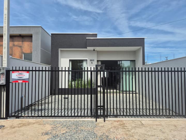 Charmosa Casa Com Piscina Em Guaratuba/coroados - Guaratuba