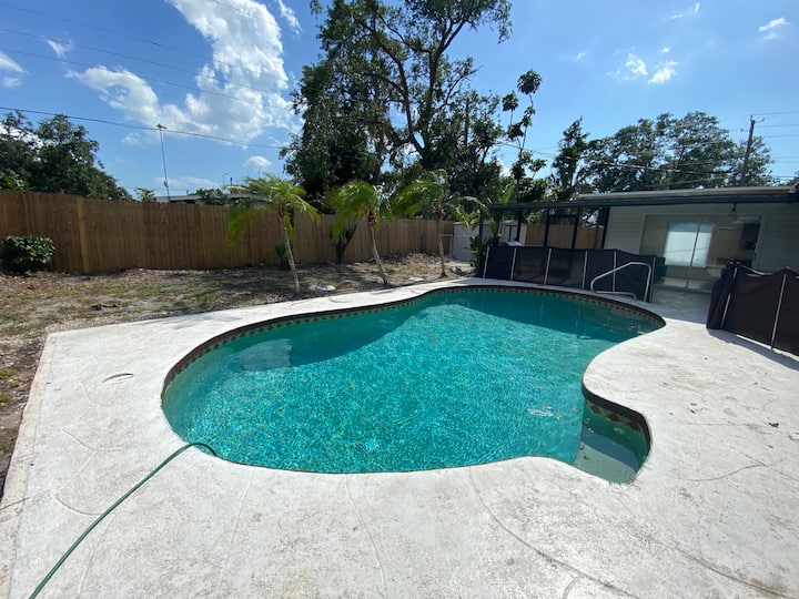 1 Bed / 1 (Shared) Bath - Pool House - Bradenton, FL