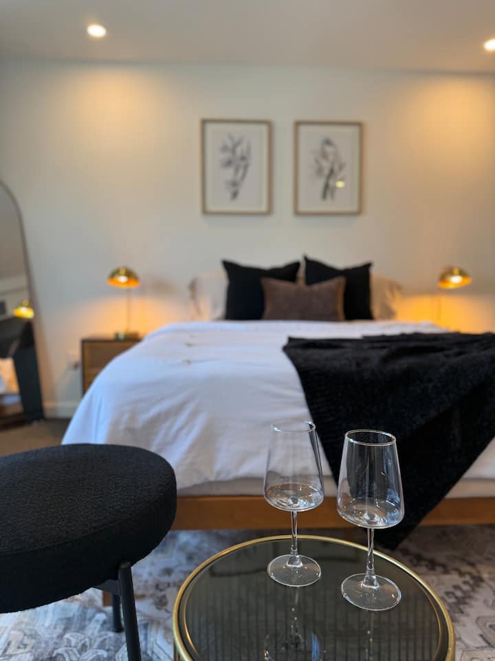 Private Hotel Suite 201 - Salem, MA