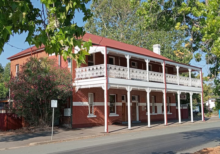 Gather & Stay @ Honeysuckle Inn - Victoria