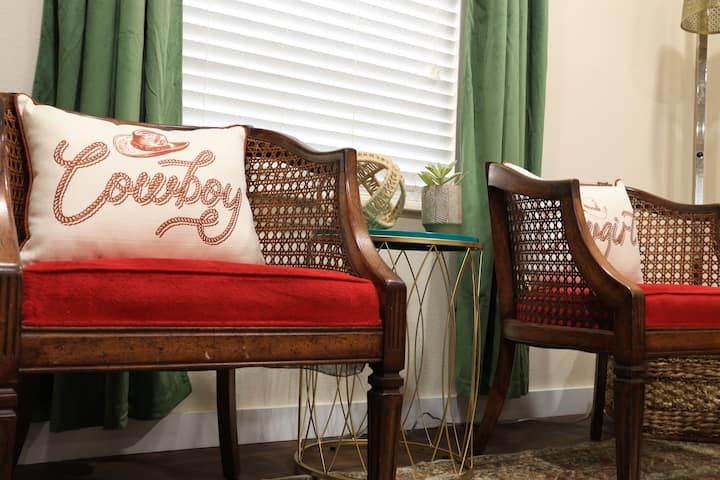 Holiday Retro Stay | 2br Near Ut & Capitol - Austin, TX