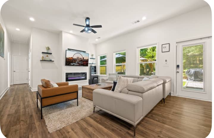 4br 3ba Home| 15 Mil Downtown | Hot Tub |Fire Pit - Riverdale, GA
