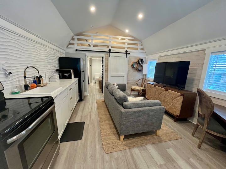 Tiny House Monthly-tv-kitchen-loft Bed-shared Yard - Charleston, SC