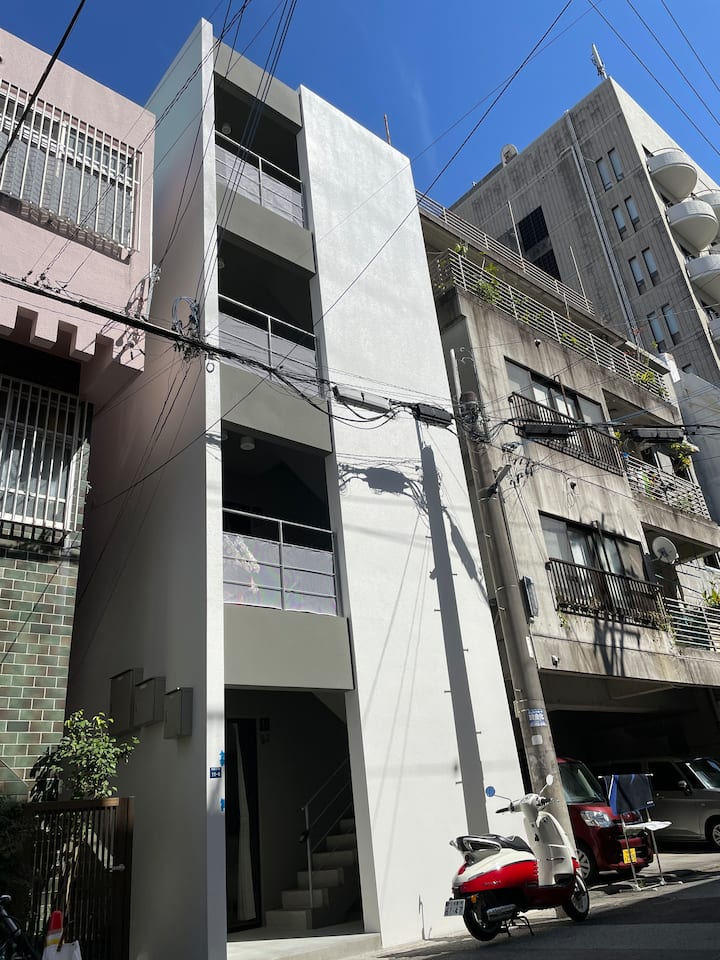 New Open!立地抜群、4階建て一軒家貸切、空港&国際通りまで10分(21名ok&階段のみ) - 那覇市