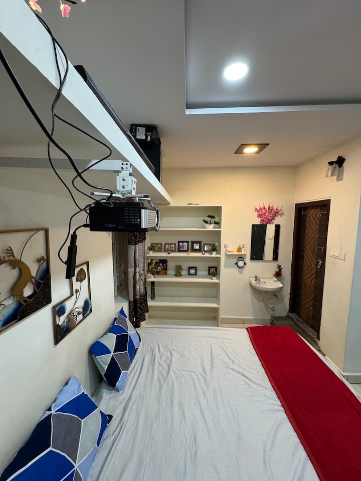Cozy Couple’s Spot | King Bed, Ac & Theatre Room - Hyderabad