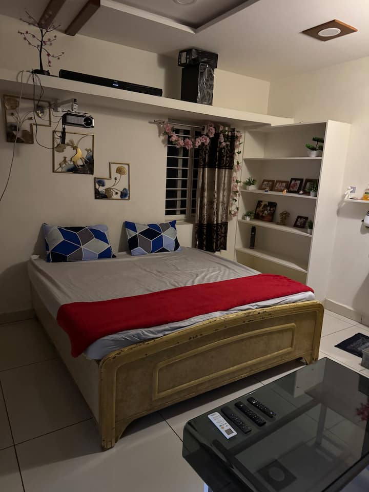 Cozy Couple’s Spot | King Bed, Ac & Theatre Room - Hyderabad