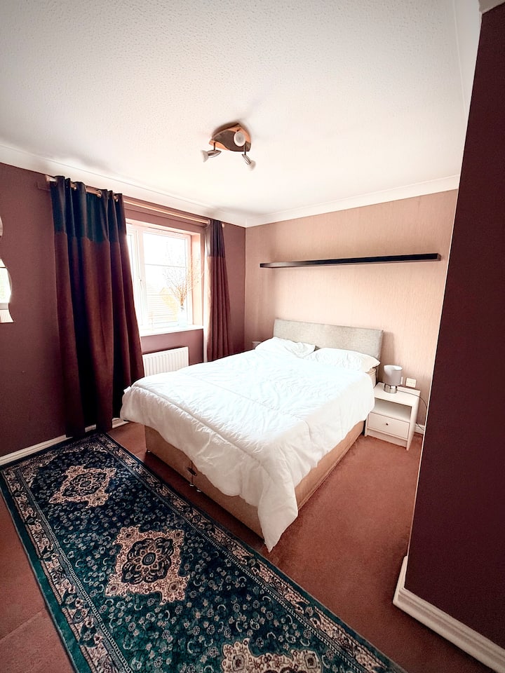 King Bedroom + Private Bathroom - Gateshead