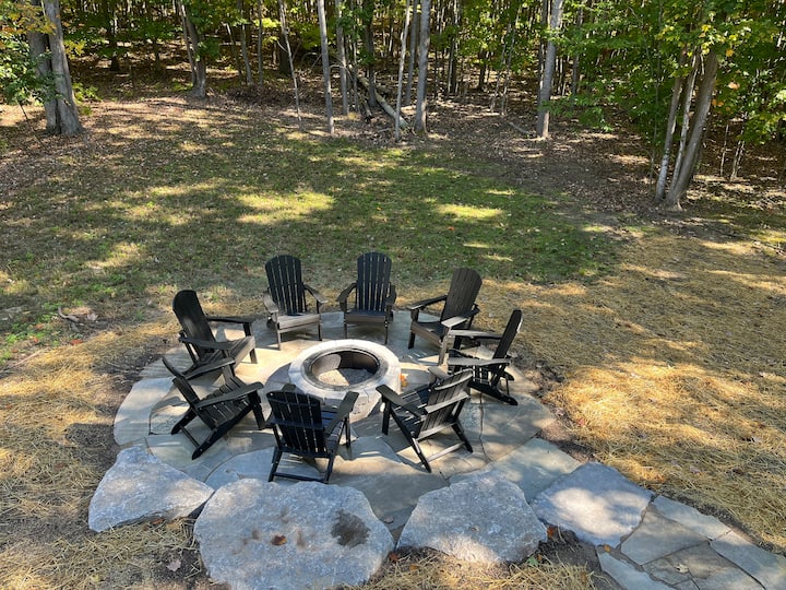 Cozy Retreat ~ Fall Views ~ Firepit ~ Lake Access - Interlochen, MI