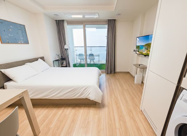 10.[호텔+펜션] [연박할인] 전면바다 파노라마 오션뷰 등대해변 써밋베이 - Sokcho-si