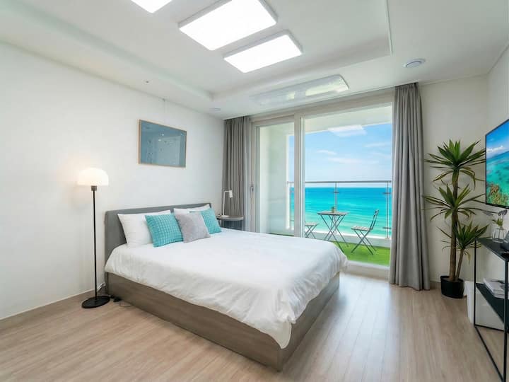 17.[호텔+펜션] [연박할인] 전면바다 파노라마 오션뷰 등대해변 써밋베이 - Sokcho