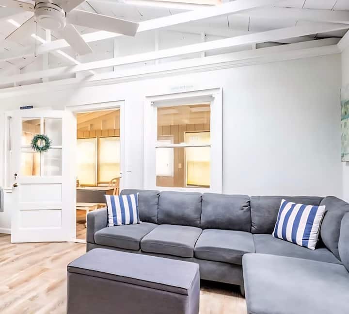 Welcome To “Nantucket On 
The Cliff”
Sleeps 4 - Riverhead, NY