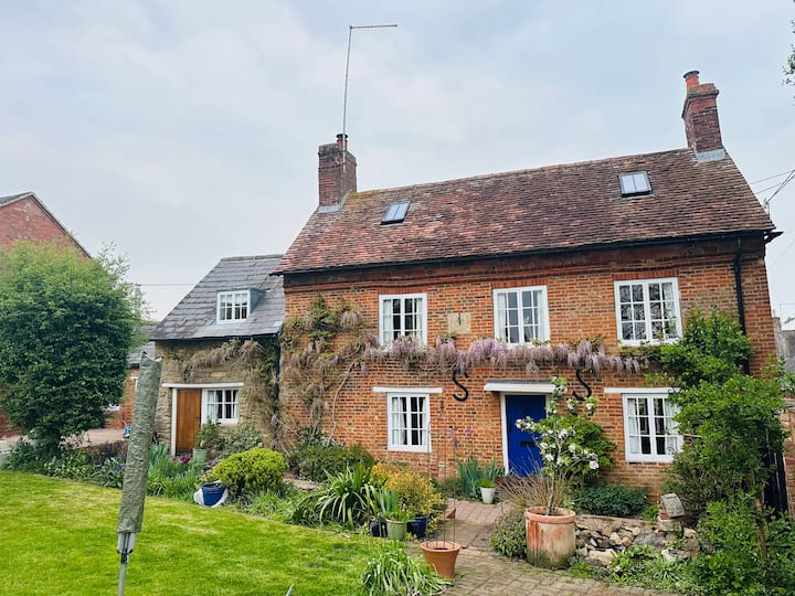 Charming Country Cottage - Towcester