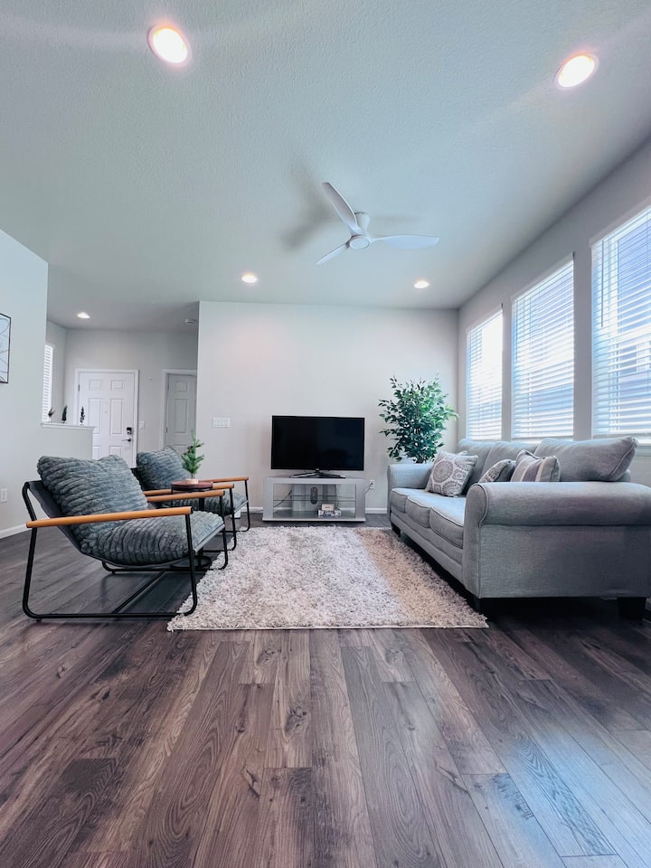 Modern Home Near Denver Airport & Gaylord Resort - Aurora, CO