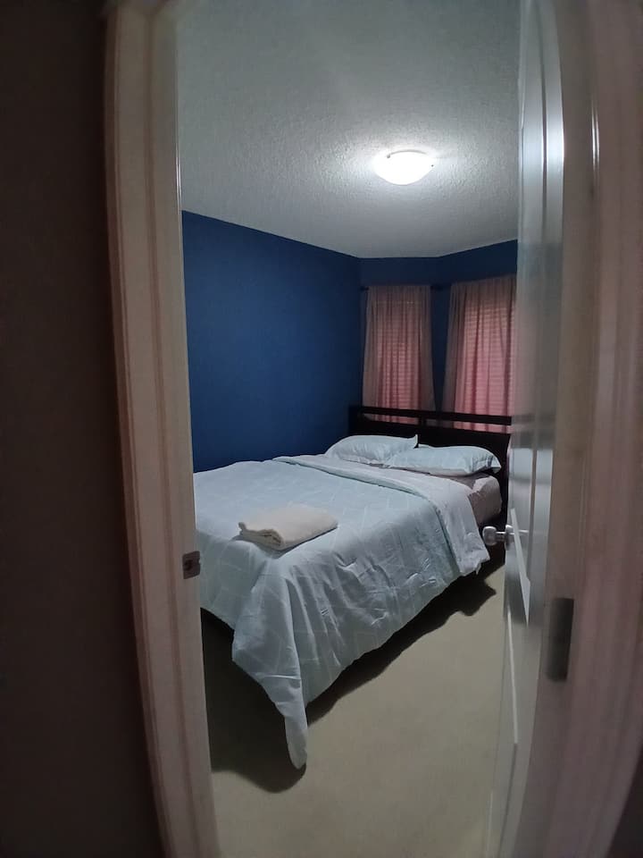 A Cozy Private Bedroom - Airdrie