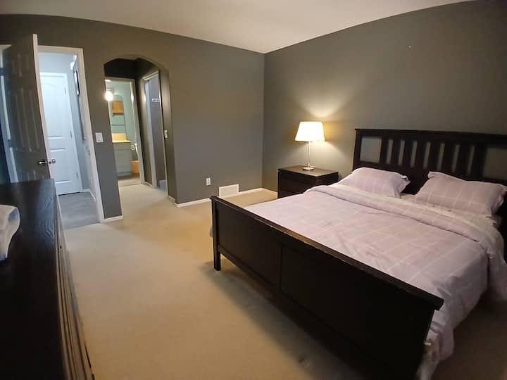 Private And Cozy Master Bedroom - Airdrie