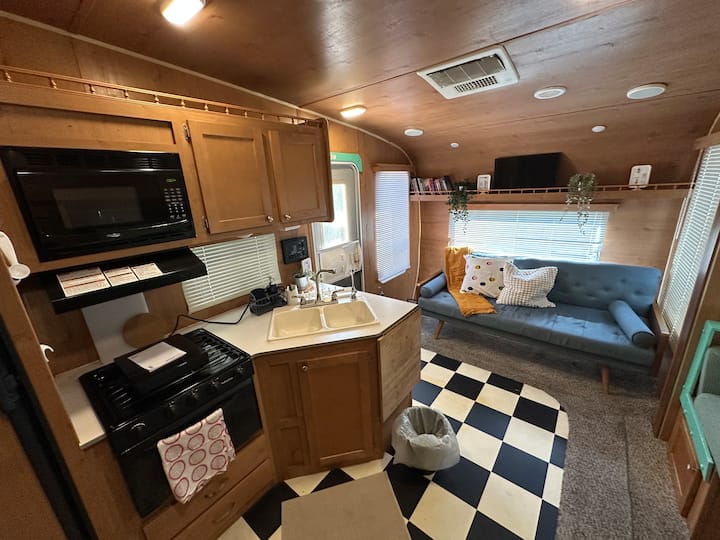 The Retro Rv - Zephyrhills, FL