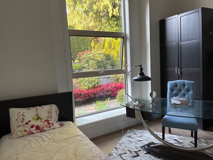 Fantastic Room With Full Washroom - Horseshoe Bay