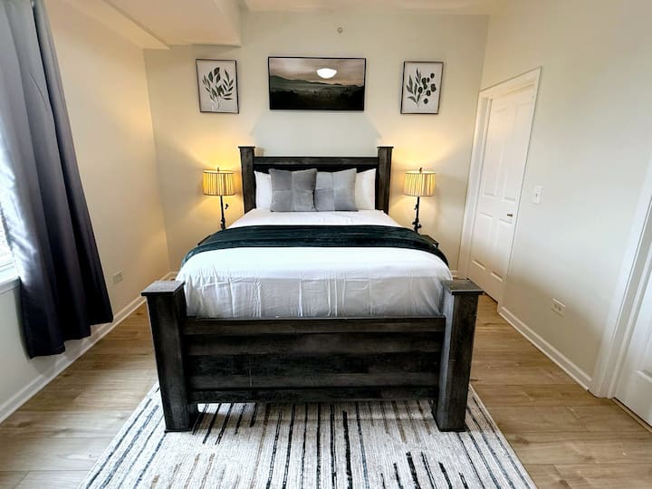 Stylish Elevator Apt: Mins To | Dt | Train | Hosp. - Oak Park, IL