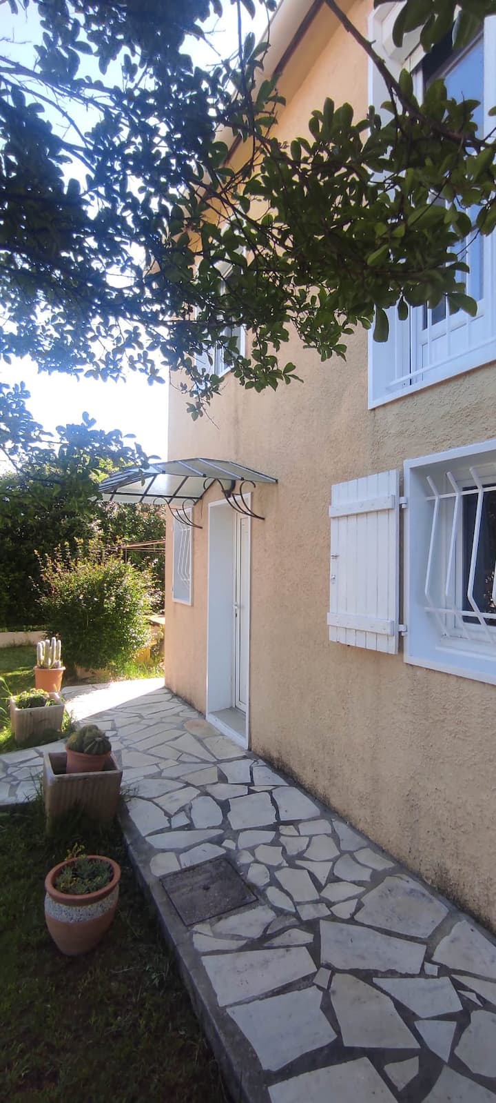 Charmant T2 Au Calme Avec Vue Sur Jardin Arboré - Le Crès