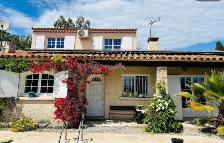 Maison Charmante Avec Piscine. - Sanary-sur-Mer