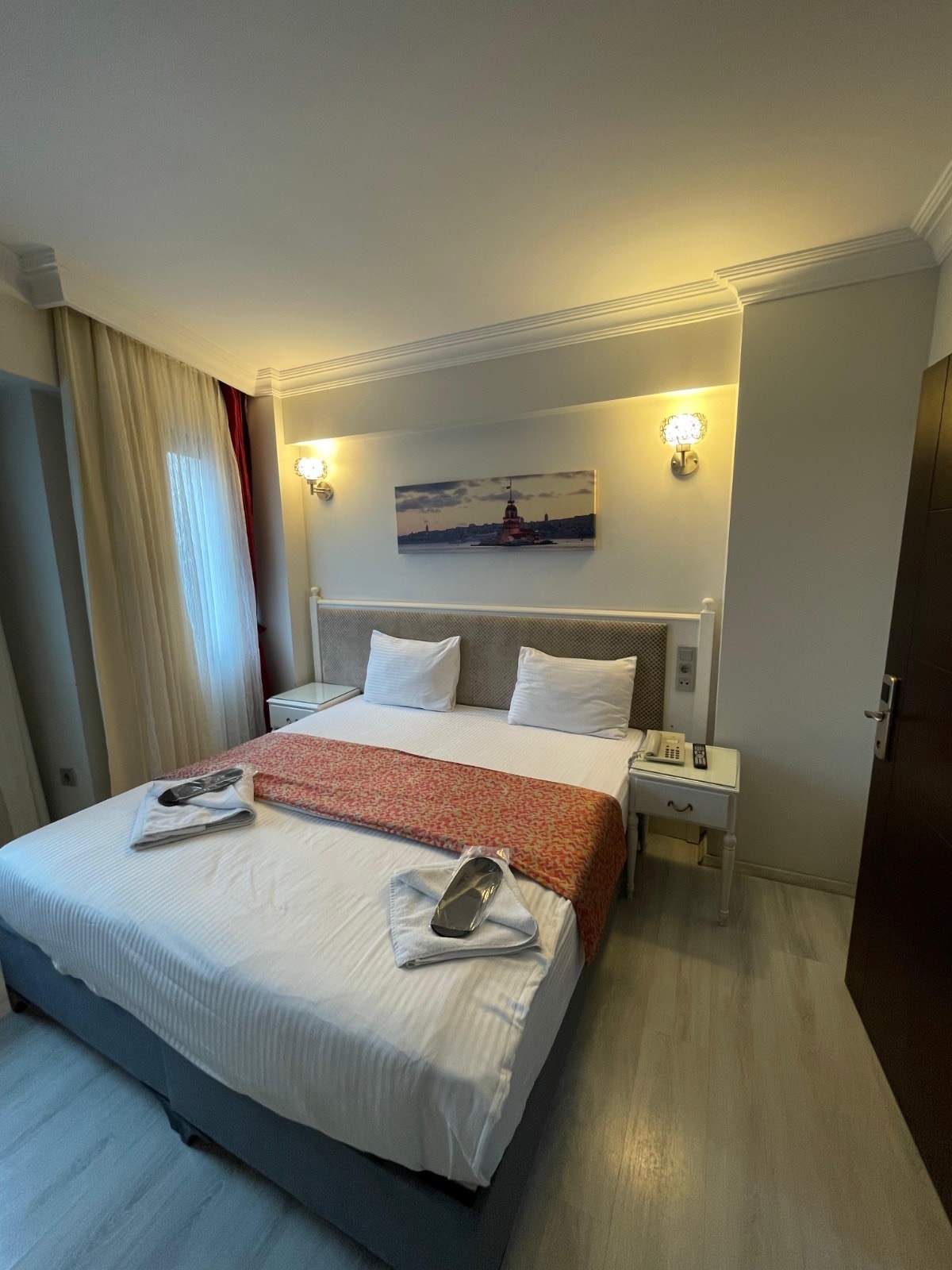 Deluxe Room 301 Lobby - Airbnb