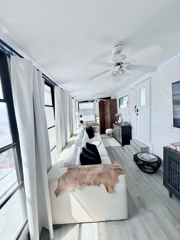 Cozy Camper Near The Beach - Fort Myers Beach, FL