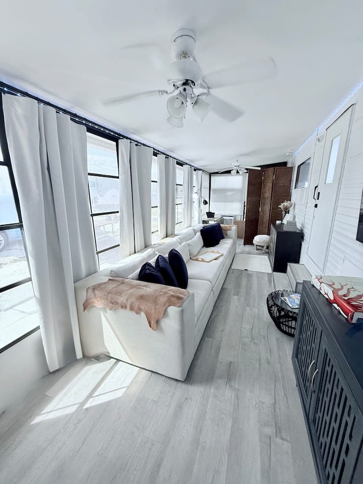 Cozy Camper Near The Beach - Fort Myers Beach, FL