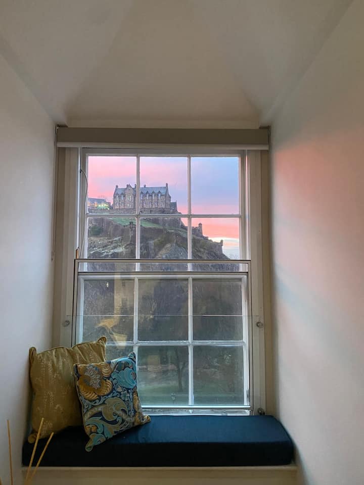 The Edinburgh Castle View Suite, Princess Street - Edinburgh