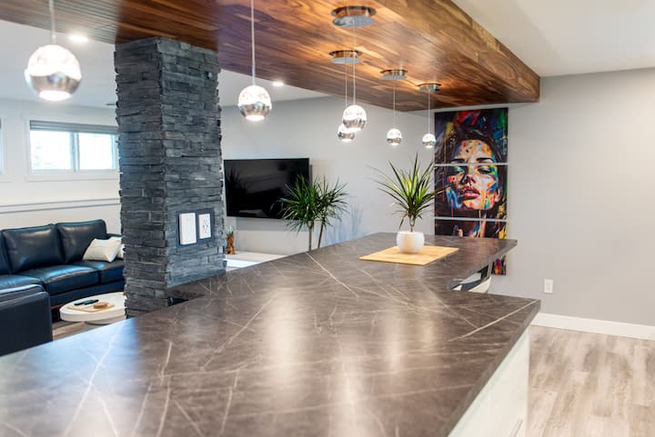 Suiteon81
Modern- Open Concept
Completely Reno'ed - Grande Prairie