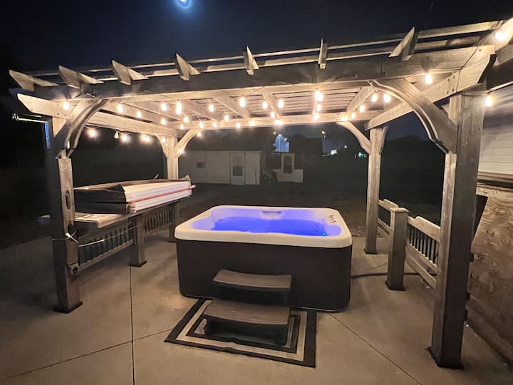 Cozy Spacious House With Hottub - Council Bluffs, IA