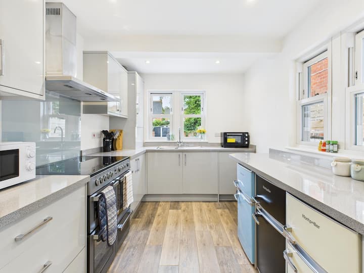 High-end 4br 4ba • Central • Ideal For Groups - Reading