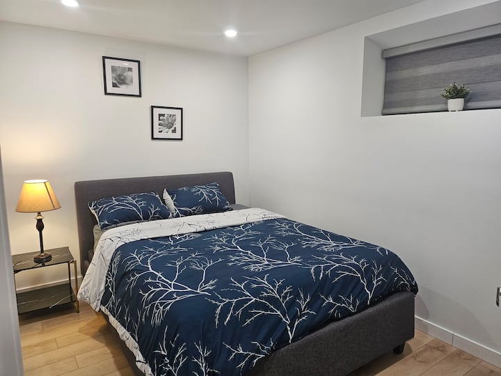 Classy Bedroom In Winnipeg - Winnipeg