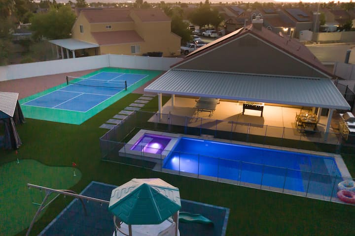 5br Vegas Funhouse W/ Pool, Pickleball & Mini Golf - North Las Vegas, NV