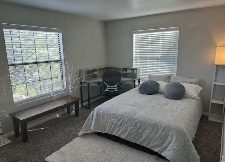 Great Location For Hiking And All Amenities! - Colorado Springs, CO