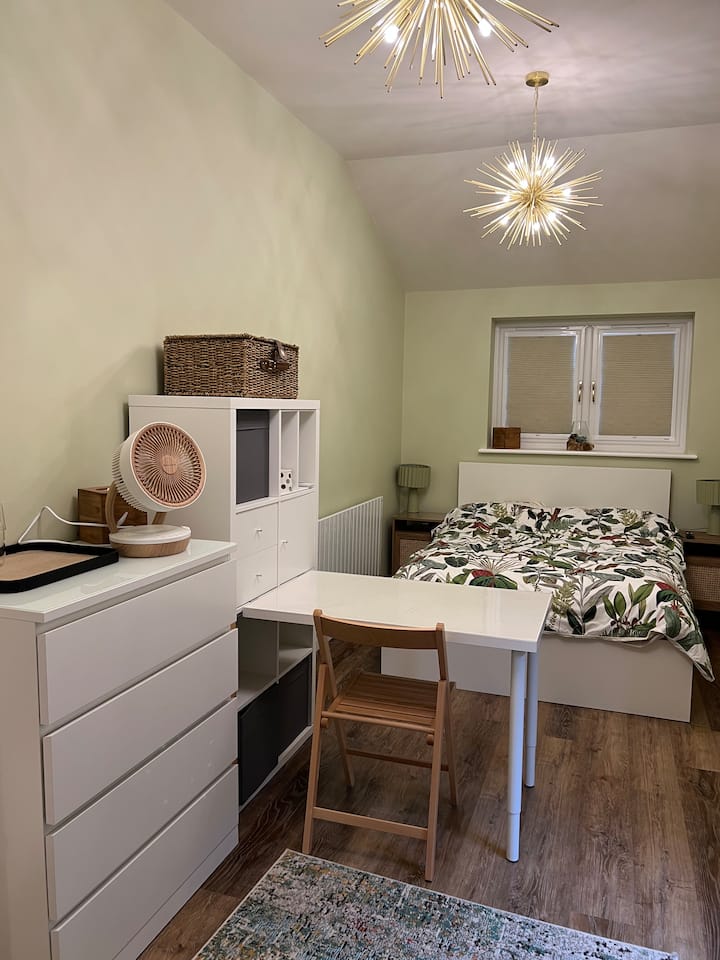 En-suite With Off-road Parking Detached Near City - Hereford