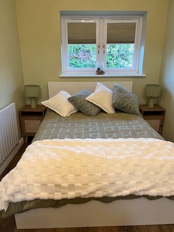 Private Annexe & Offroad Parking - Hereford