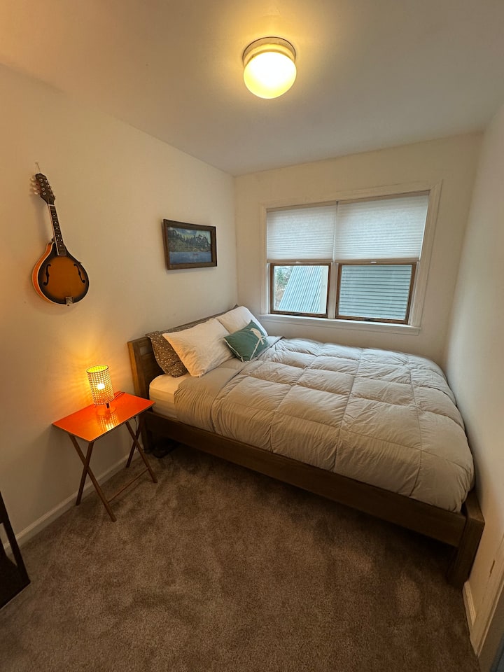 Cozy South End Arts District Room - Burlington, VT