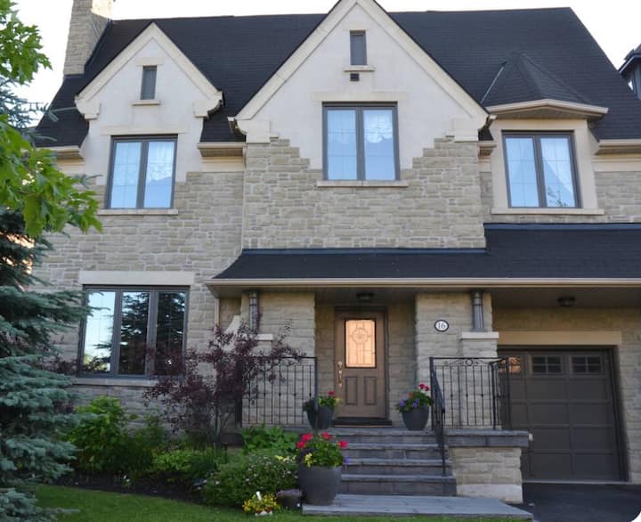 Central City Executive Ravine Retreat Sleeps 10 - Toronto