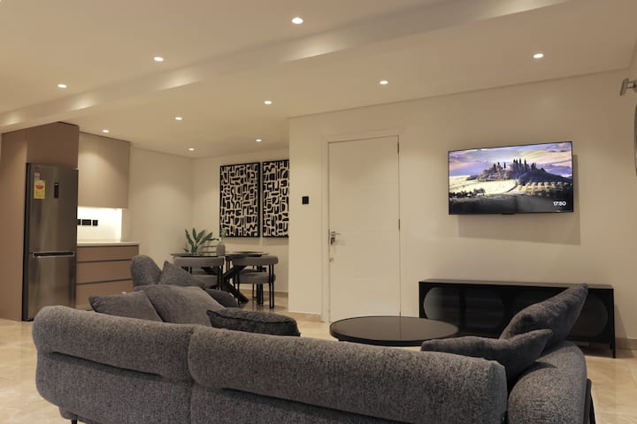 Stylish 2br In Dzorwulu • 6 Min From Airport + Gen - Accra