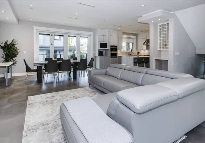 Family Home - Rooftop Park View - Burnaby