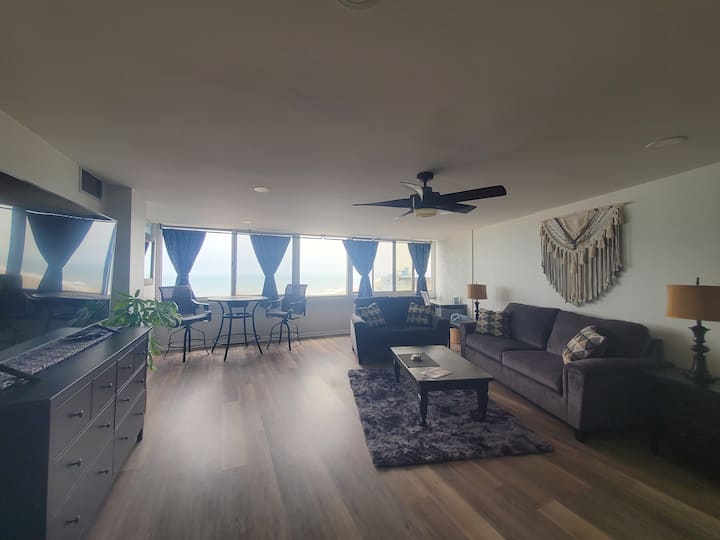 Direct Oceanfront: Honeycomb Hideout @ The Antigua - Ocean City, MD